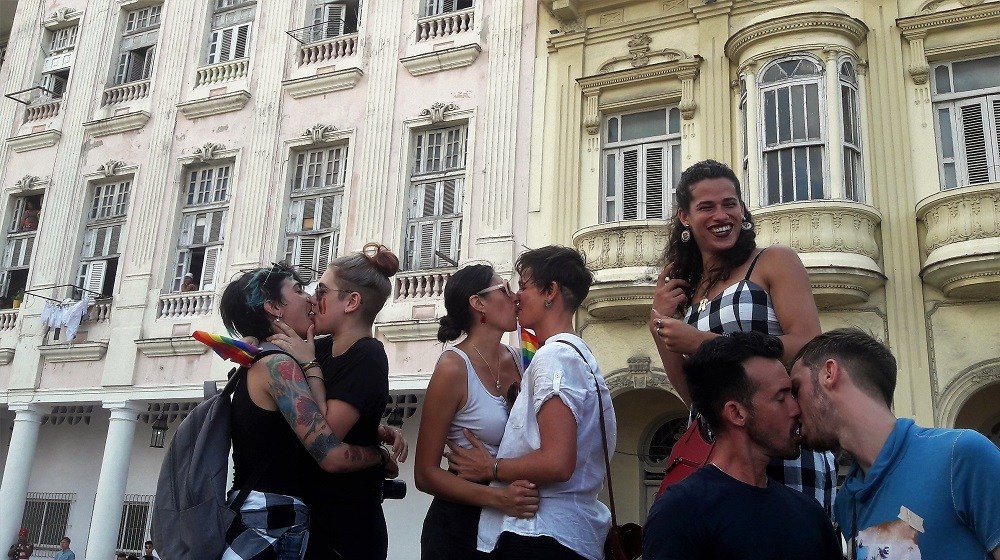 Kissing Day, Havana, Cuba - Photo of the Day - Havana Times