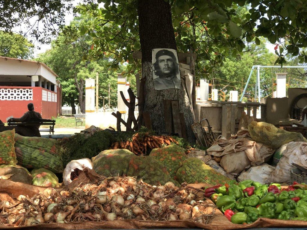 Che and Veggies for Sale, Havana - Photo of the Day - Havana Times